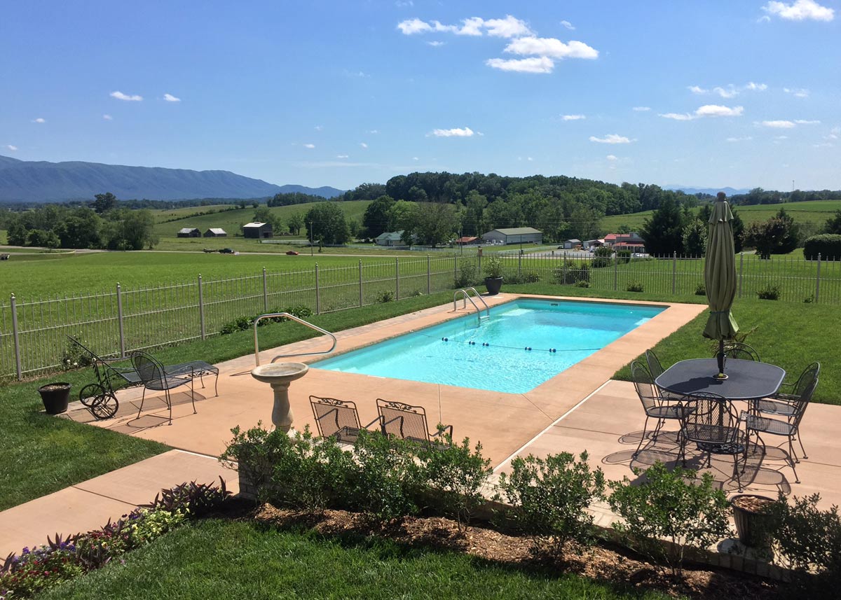 St. Thomas 14' x 31' 6" Model Pool | Latham Pool