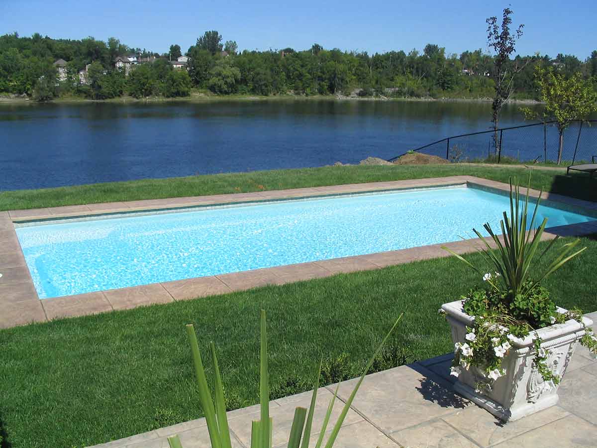 St. Thomas 14' x 31' 6" Model Pool | Latham Pool