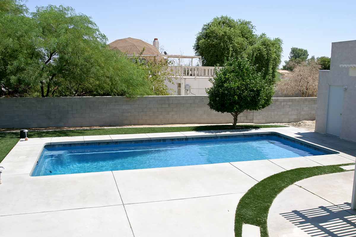 St. Thomas 14' x 31' 6" Model Pool | Latham Pool